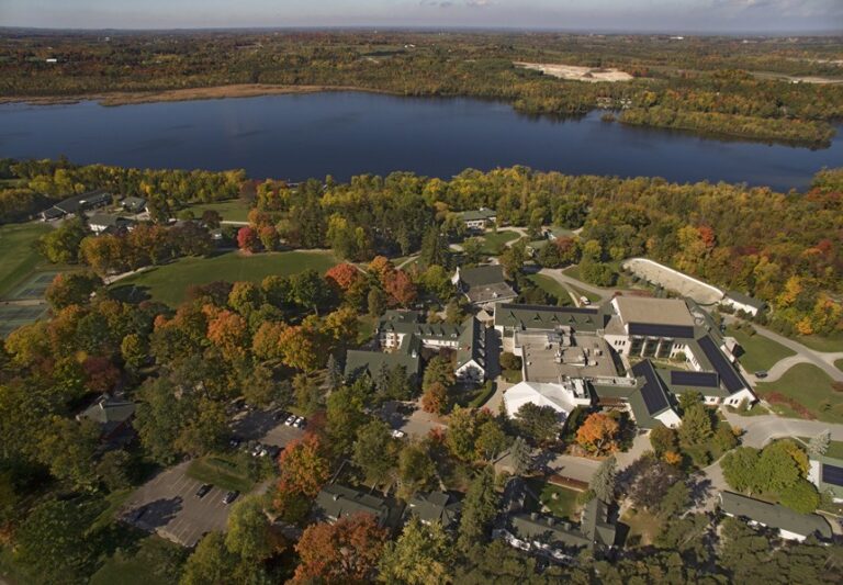 Lakefield College School | 3人にひとりに学費援助あり…名門大進学者も多数輩出するカナダの豊かな自然を活用して学べる ...